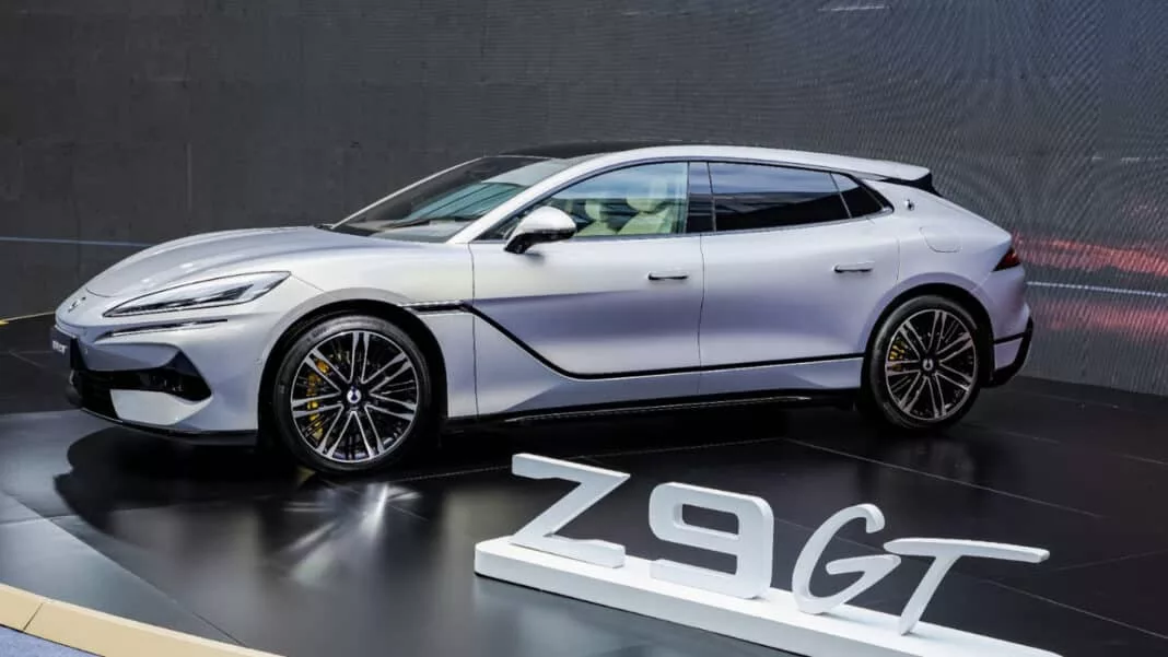 Avec Denza, BYD affiche ses ambitions haut de gamme sur le Vieux ...